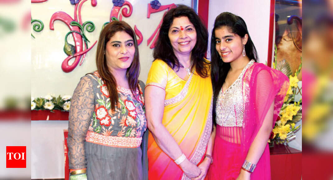 Renu Prakash inaugurates Komal and Amit Mahendru’s Stylz Hair Beauty ...