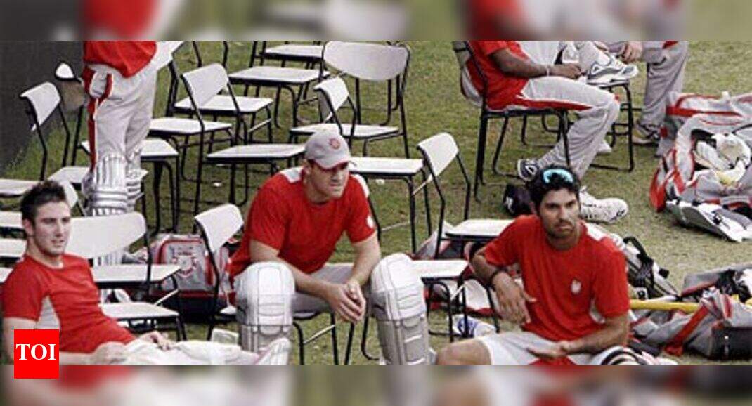 Yuvi elects to bat against Knight Riders | New Zealand in India 2016 ...