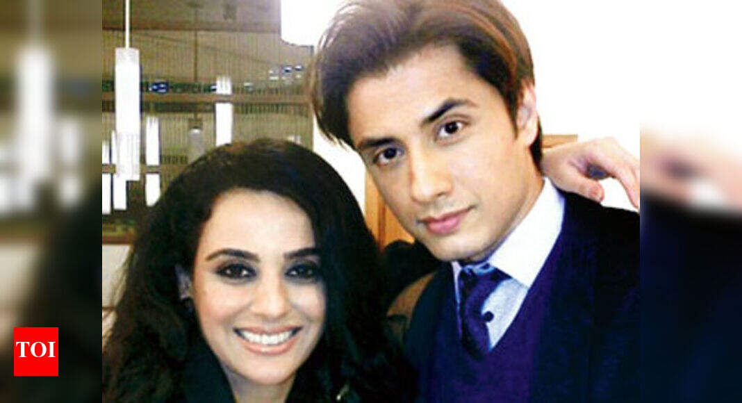 Sara meets co-actor Ali’s family in a towel - Times of India