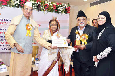 Pratibha Devisingh Patil honours Shabbir Noor Mohammed Patel in Pune ...