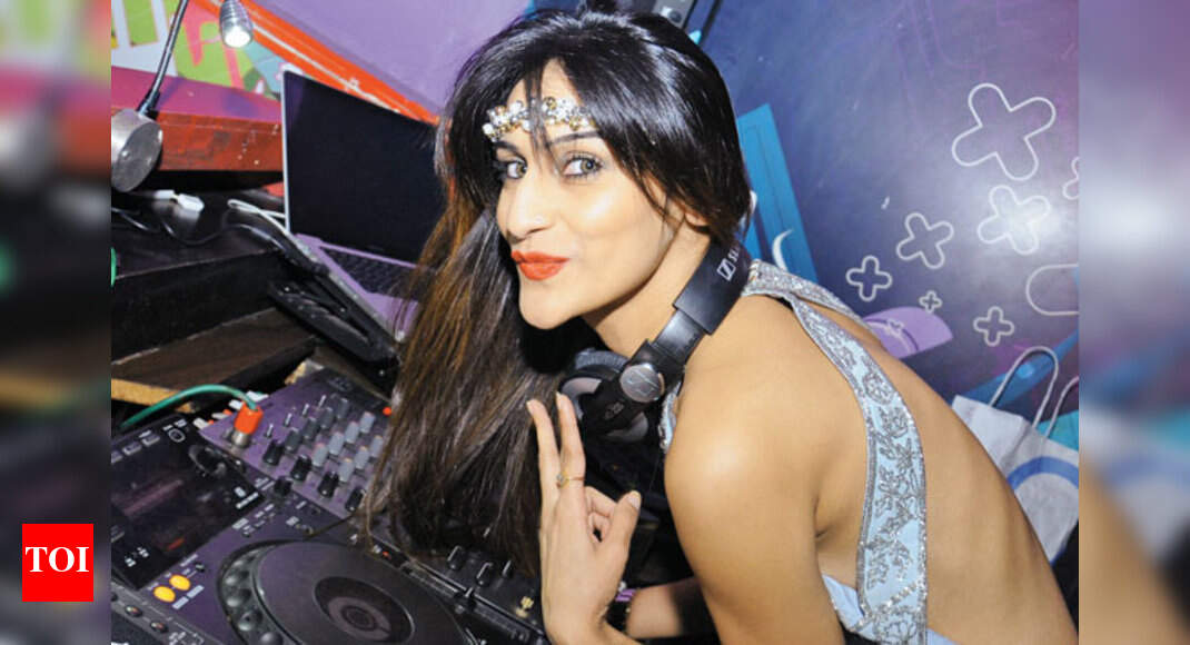 Manish and Himanshu Garg host Valentine's Day bash at Urban Knights, Gurgaon | Events Movie News ...