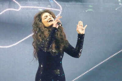 Lorde makes a gothic style statement - Times of India