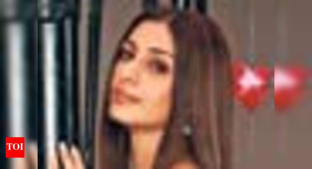 Tabu’s back in news | Hindi Movie News - Times of India