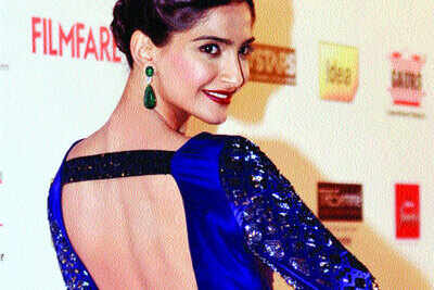 Actresses get ‘back’ in style - Times of India