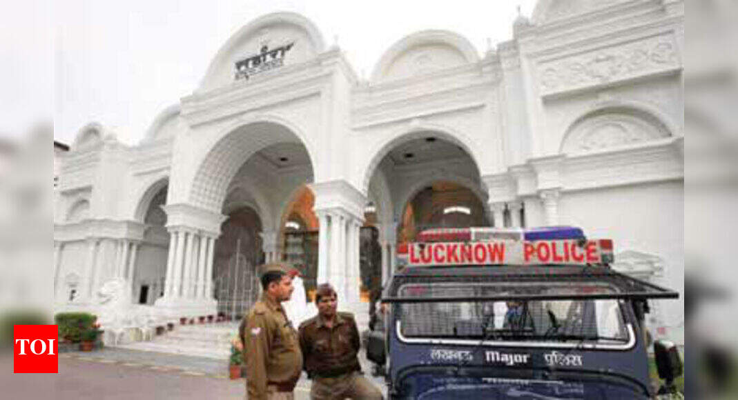 UP cops raid Sahara chief Subrata Roy's home, fail to find him - Times ...