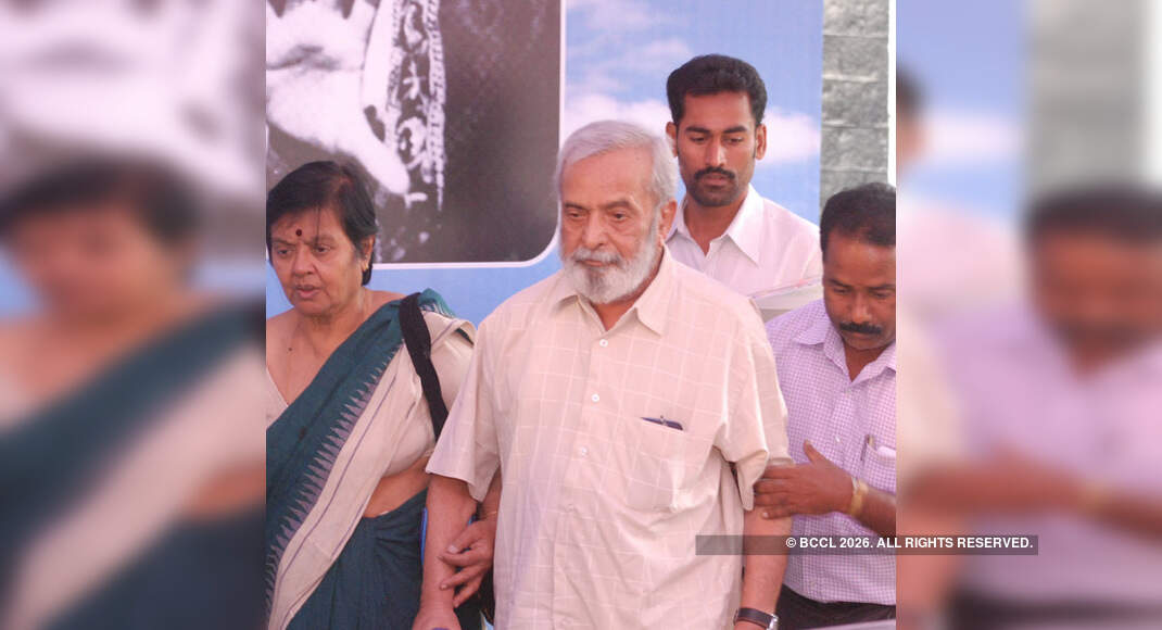 UR Ananthamurthy during the funeral of veteran Kannada actor CR Simha ...