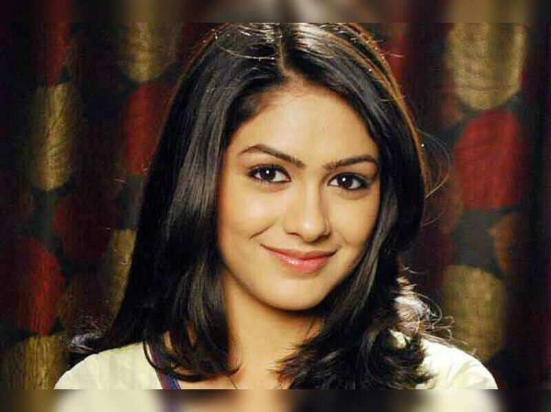 Vitti Dandu: Mrunal is the multitasking queen | Marathi Movie News ...