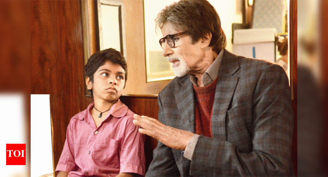 Big B guides child co-star Parth Bhalerao | Hindi Movie News - Times of India
