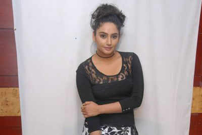 Ragini goes geeky chic while meeting the press in Bangalore | Events ...