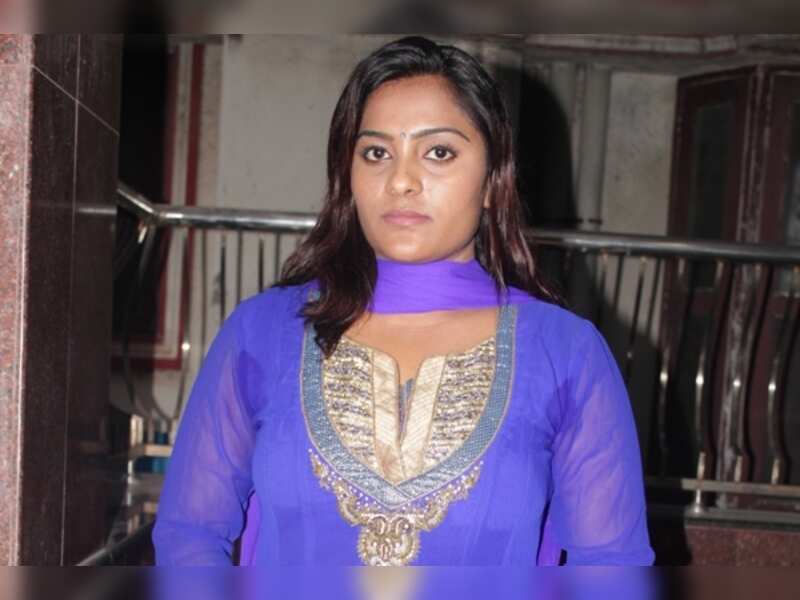 Sujibala files death threat complaint against director | Tamil Movie ...