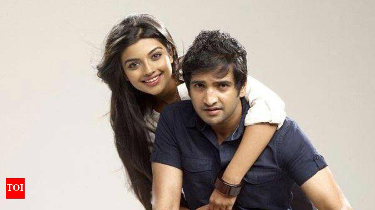 Vallavanukku Pullum Ayudham Tamil Movie Overview