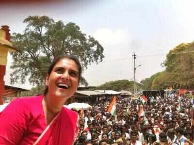 Ramya ends election campaign with SM Krishna | Kannada Movie News ...