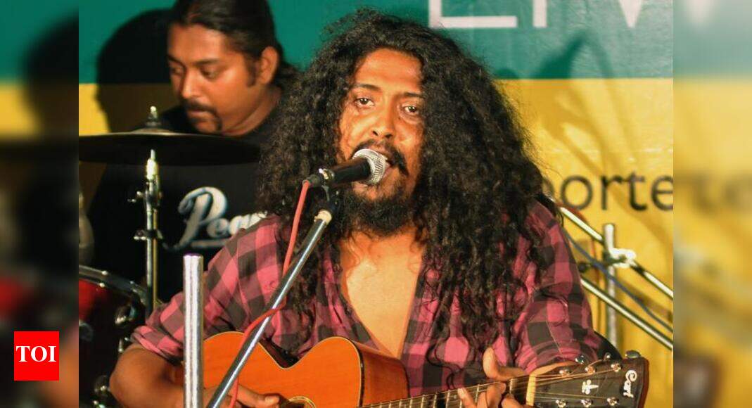 Arko Mukherjee treats fans to world folk music at Deshapriya Park ...