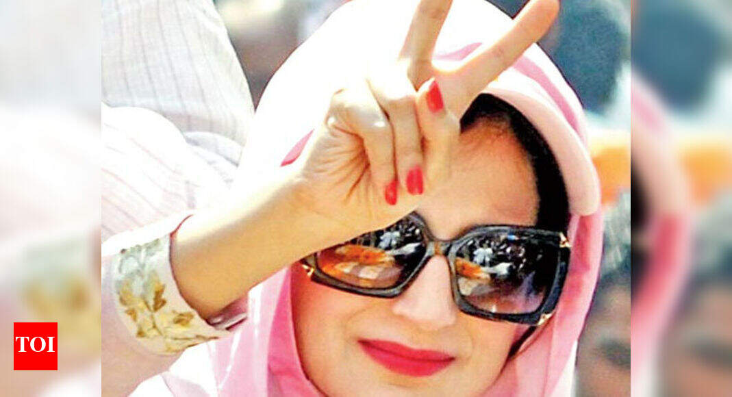 Ameesha Patel campaigns for Nand Gopal Gupta Nandi in Allahabad | Hindi ...