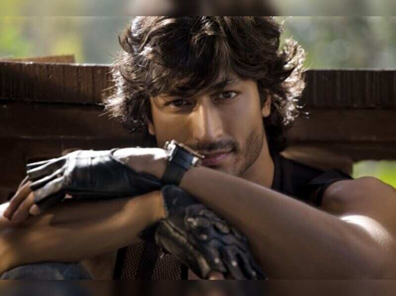 Vidyut Jammwal: Vidyut inspires young fan to join the army | Tamil ...