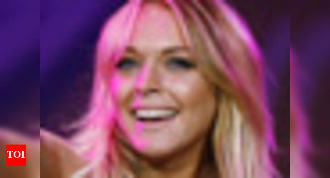 Lindsay back to cheerleading | English Movie News - Times of India