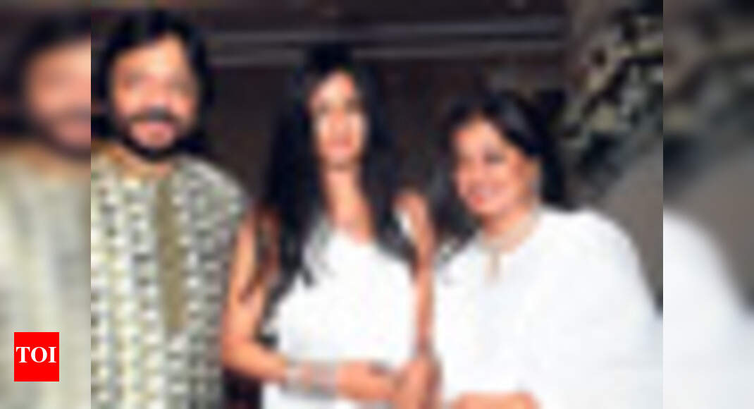 Sunali promotes sister | Events Movie News - Times of India