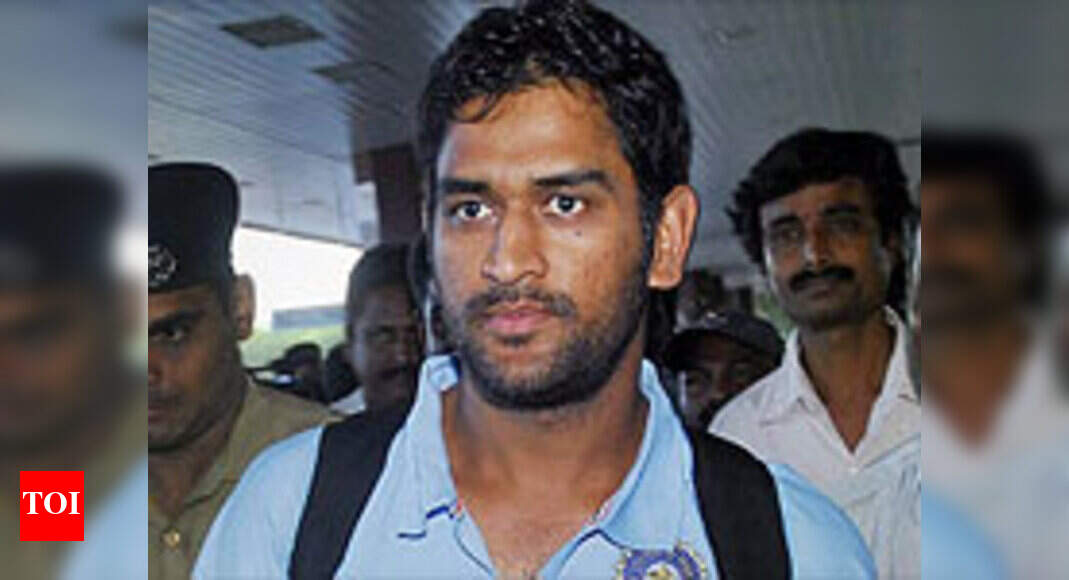 Dhoni denies to be drawn Into Test Captaincy Debate | New Zealand in ...