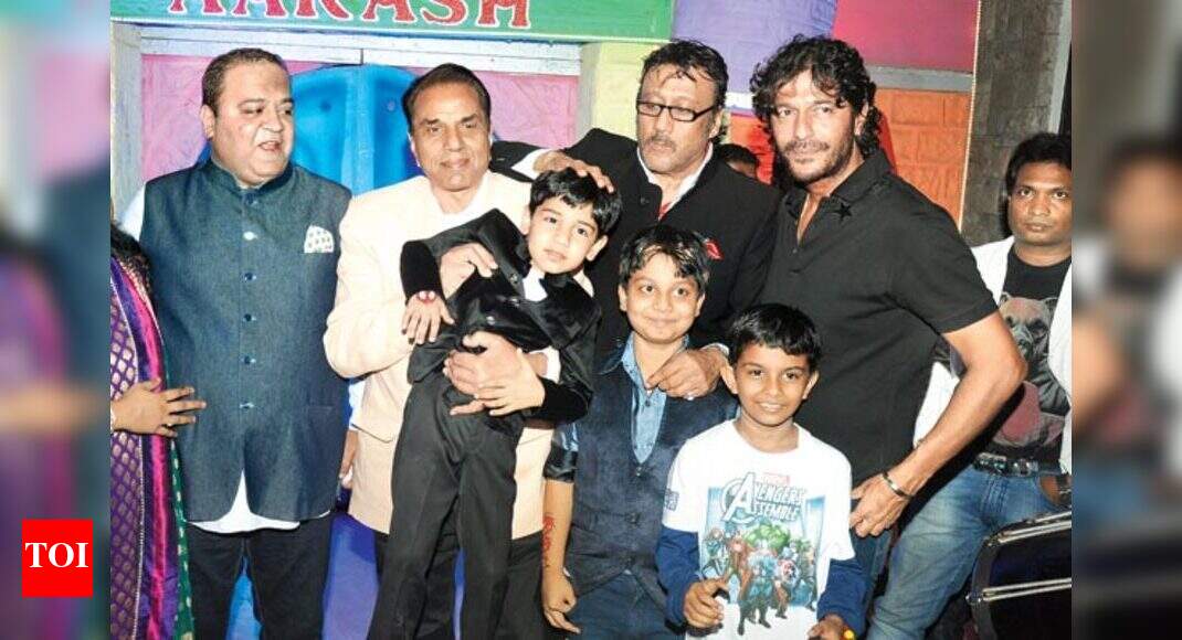 Dharmendra, Jackie Shroff attend Kishore Dingra's son Aakash’s birthday ...