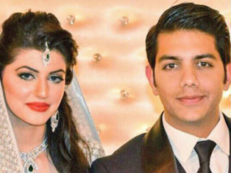 Jal Band: Pakistani singer Goher Mumtaz of Jal band fame performs in ...