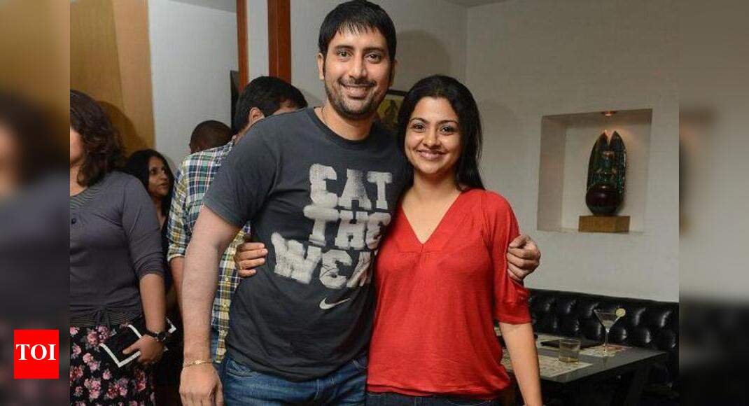 Sadagoppan Ramesh and Aparna pose for shutterbugs at a party at Zara in ...