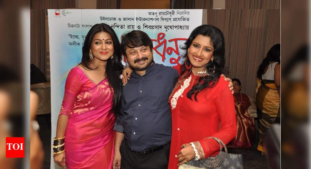 Ramdhanu director's antics leave audience in splits | Bengali Movie ...