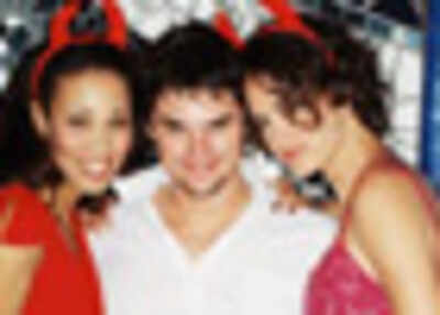 Women in red make men drool all over - Times of India