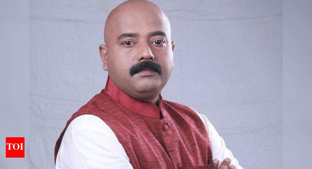 Stage singers on Nil Gavani Sol - Times of India