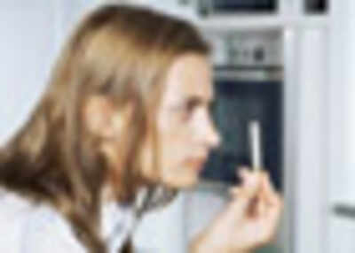 Smoking parents yield impulsive kids - Times of India