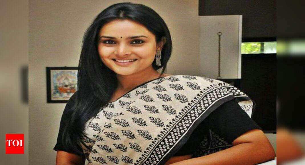 Actor: Ramya clarifies rumours, promises to work for Mandya | Kannada ...