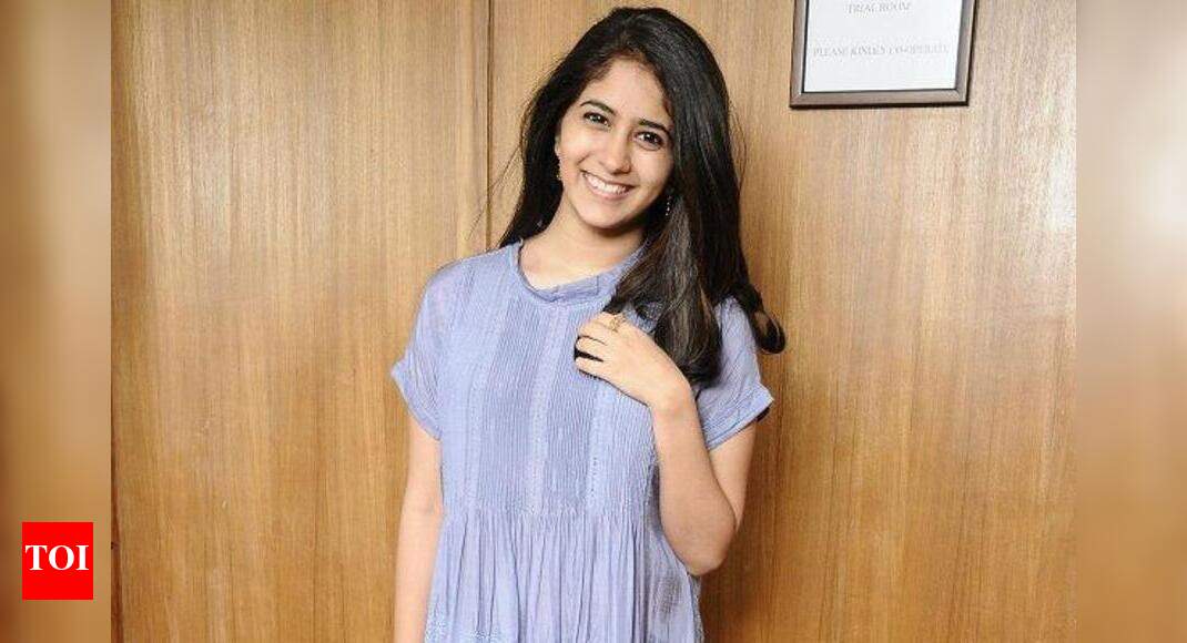 Asmitha strikes a pose at a fashion and jewellery show at Amethyst in ...