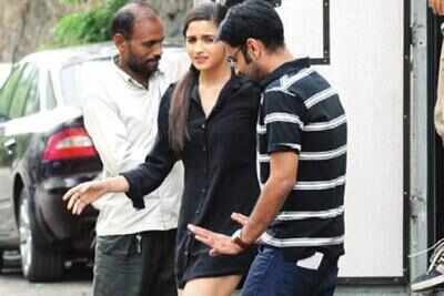 Exclusive Picture: Alia Bhatt shooting despite injury | Hindi Movie ...