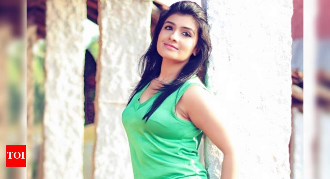 Roopa Shree dances atop bikes | Tamil Movie News - Times of India