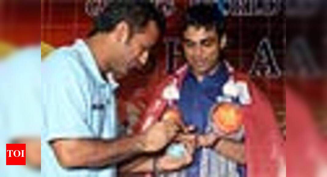 Dhoni hands over diamond ring to Anand | undefined News - Times of India