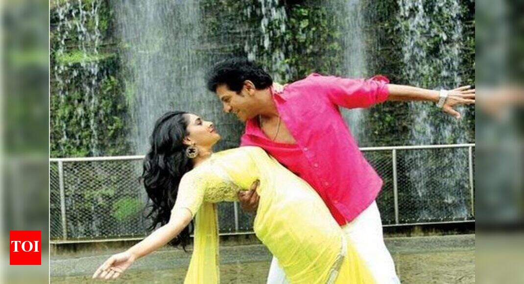 Ramya-SRK caught getting cosy in the rain? | Kannada Movie News - Times ...
