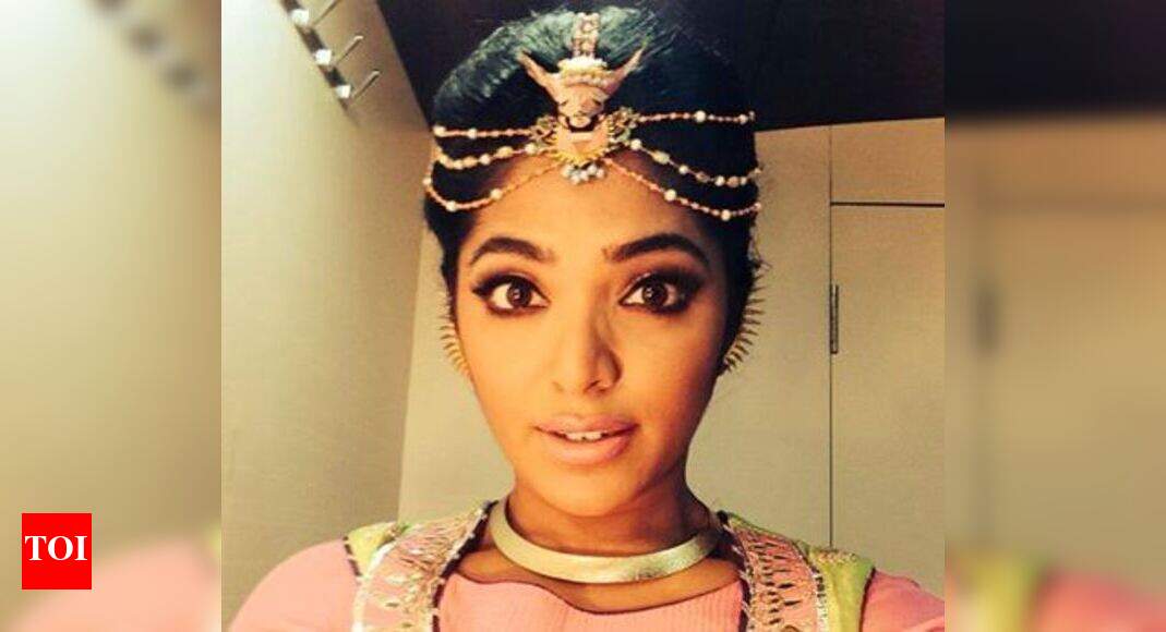 Ambika Pillai gifts Rima a beautiful headgear | Malayalam Movie News ...