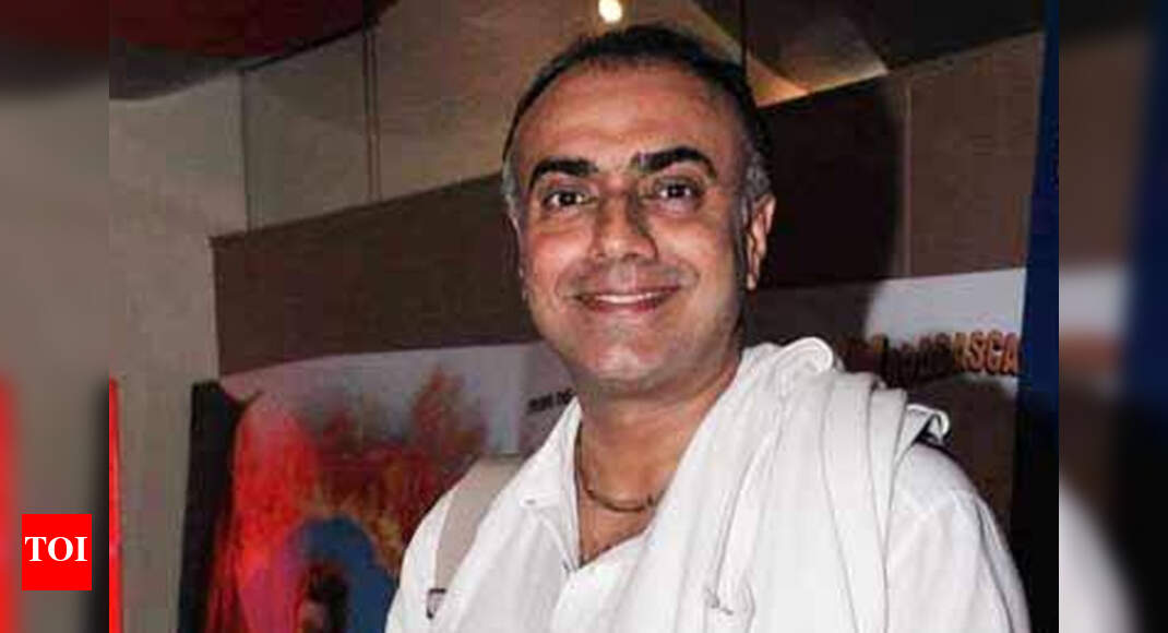 Rajit Kapoor attends One on One staged at Amity University | Hindi ...