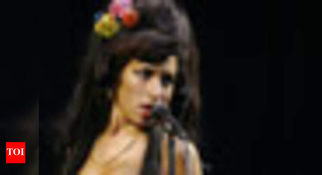 Amy gets cosy with mystery man | English Movie News - Times of India