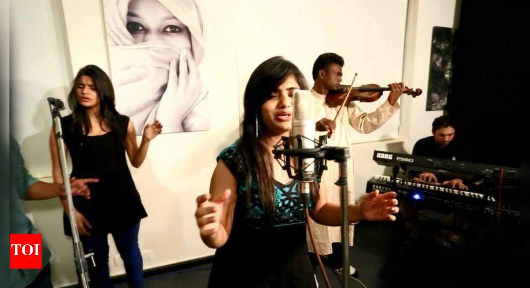 Surti singer Ayushi's musical soiree | Gujarati Movie News - Times of India