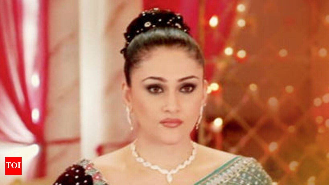 Eva Grover In Kurukshetra To Celebrate Holi With Mother