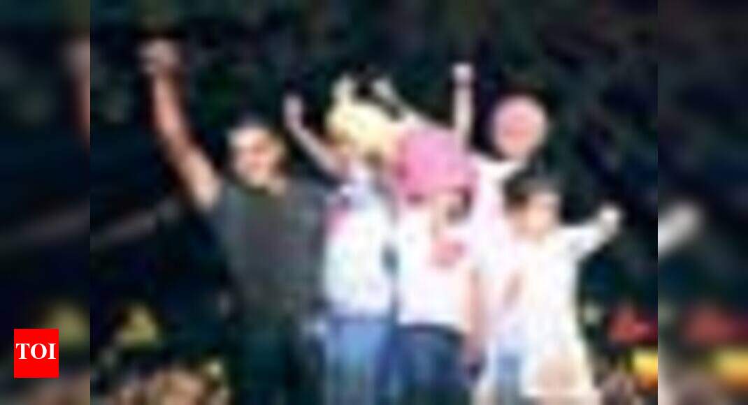 Akki’s a hit with the kids - Times of India