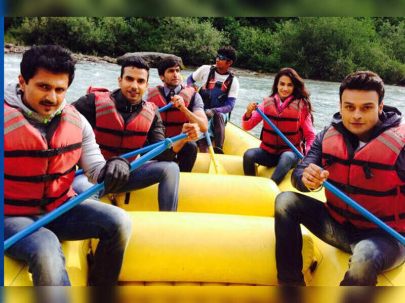Shapath cast braves freezing cold while shooting in Kashmir - Times of ...