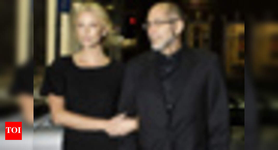 Theron towers in 5-inch killer heels | English Movie News - Times of India