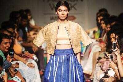 5 ways to flaunt the shoulder robing trend - Times of India