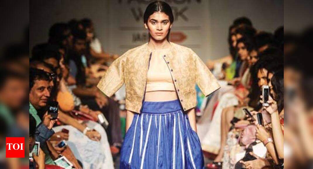 5 ways to flaunt the shoulder robing trend - Times of India