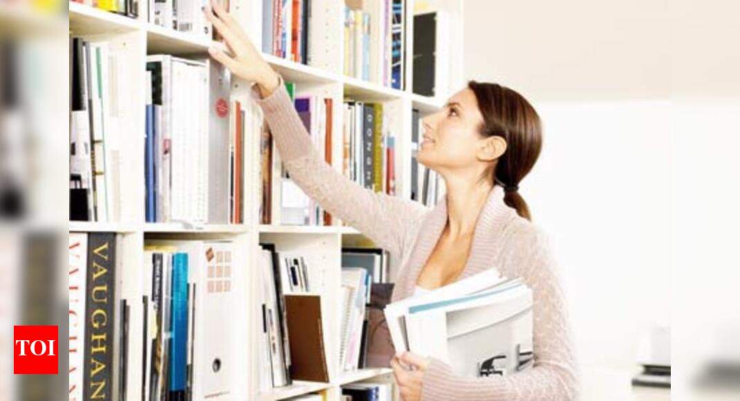 5 ways to organise your book shelf - Times of India