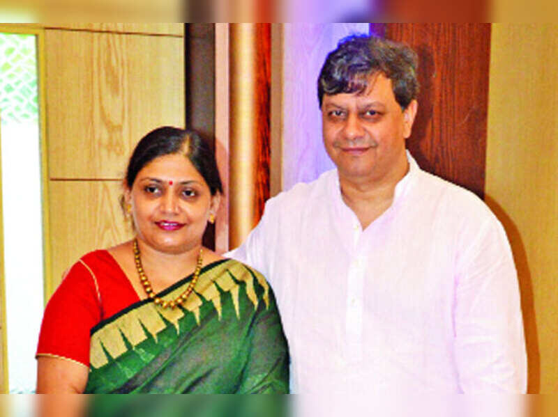 Alok Mishra and wife Bandana host fashion show for staff in Kanpur ...