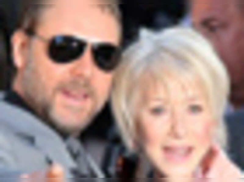 Helen, Crowe share a kiss at premiere | English Movie News - Times of India