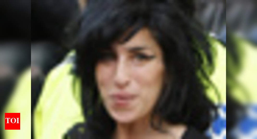Amy seen with new mystery man | English Movie News - Times of India