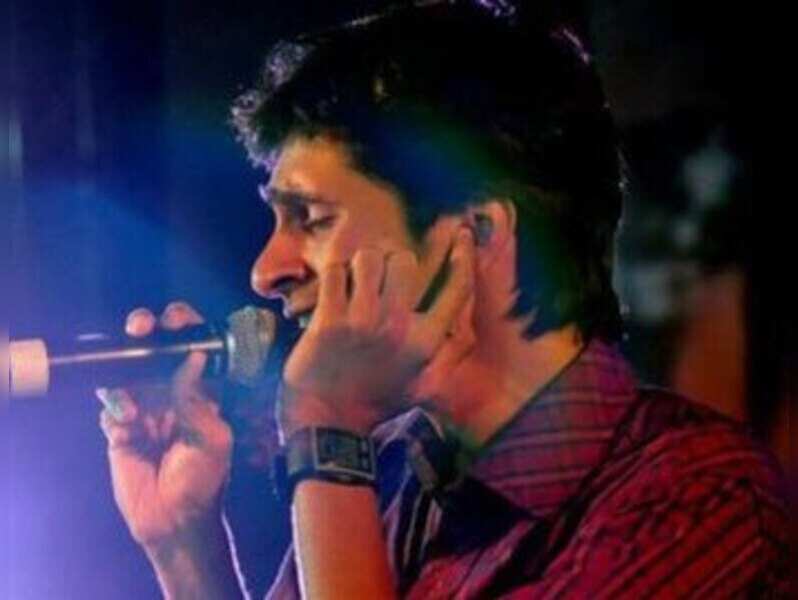 singer Aravind: Aravind Venugopal sings Irul Mazha in Angels ...